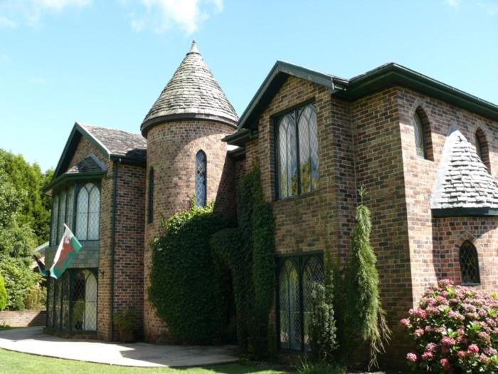 The Castle, Robertson (updated prices 2026)
