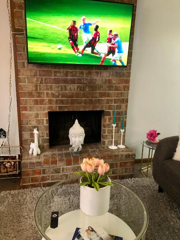 Posh 2 King Bed Townhouse Near Downtown and Tybee, Savannah (updated ...