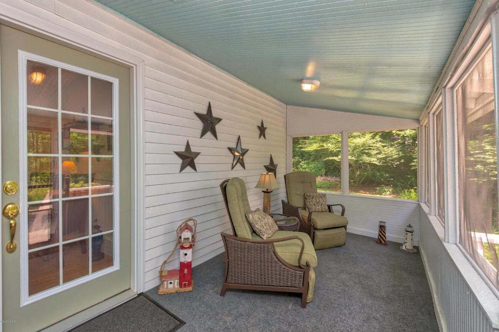 Little Stuga - Cute cozy cottage - minutes from downtown and Oval Beach ...