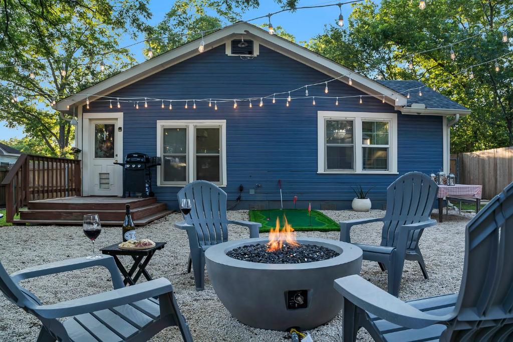 Blue Bungalow - Fire Pit Yard Games & more, Fredericksburg – Updated ...