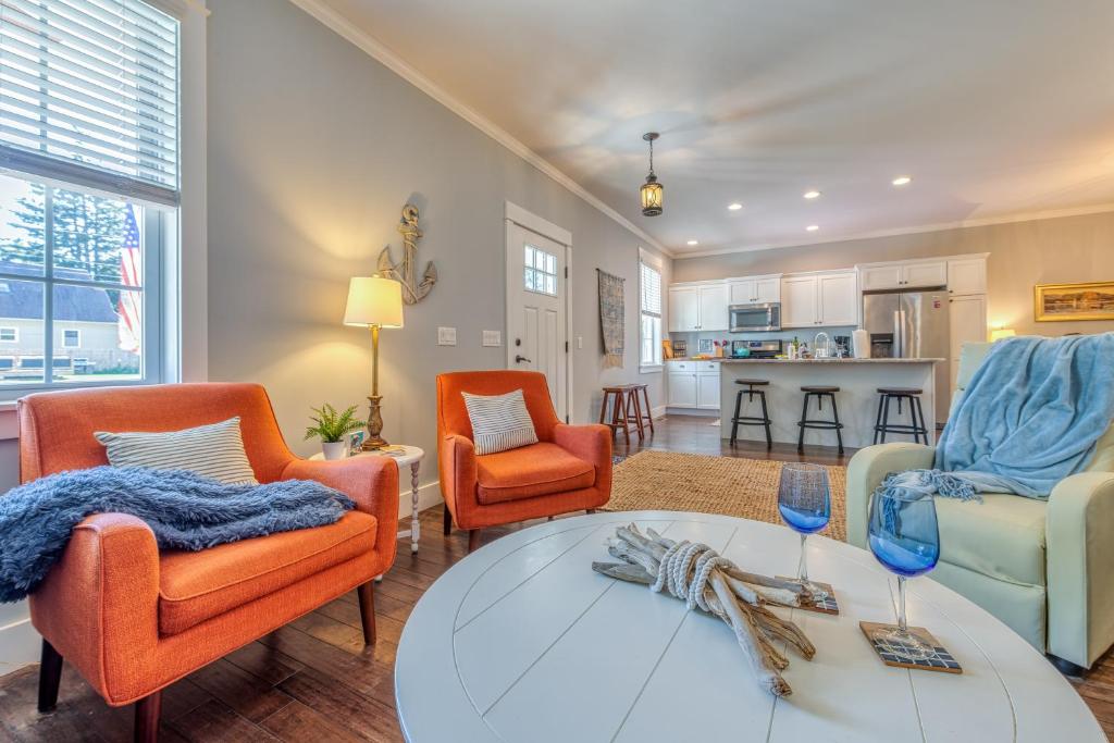 LAKE ESCAPE cottage located 5 blocks to Lake Michigan with Blue Stairs ...