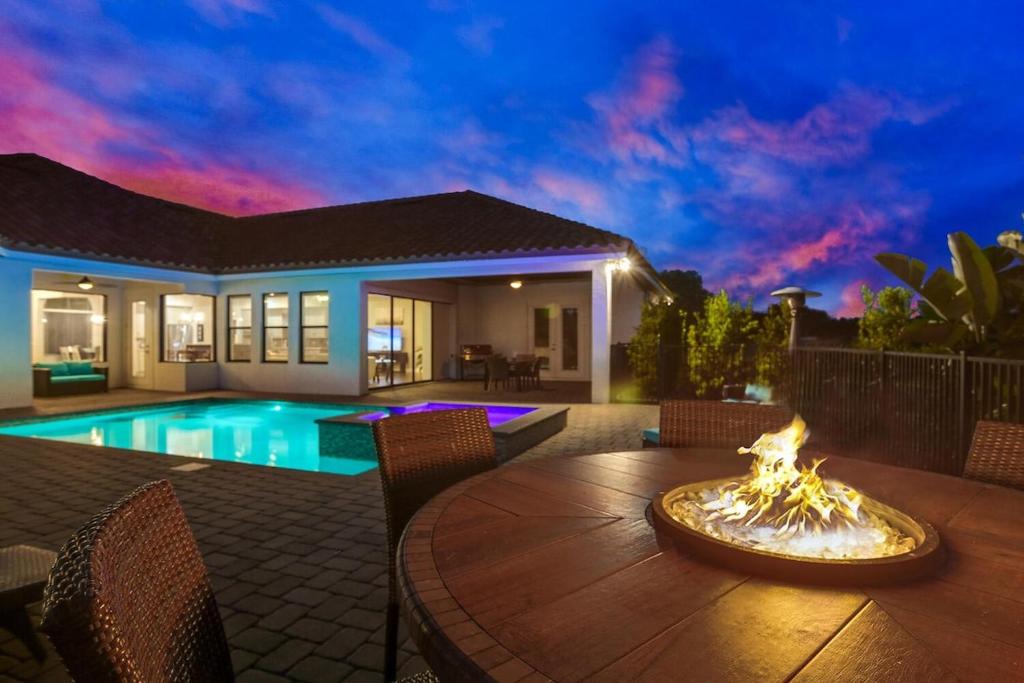 Paradise Luxury Resort Style Lakefront Pool spa Villa（Seffner）：（最新料金：2024年）