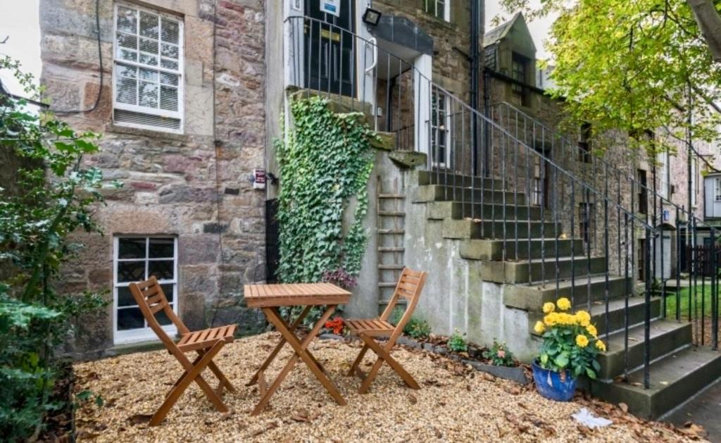 Unique two bed main door flat at the meadows, Edinburgh (updated prices ...