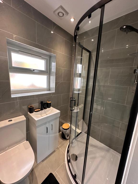 R-2 Newly Renovated Private self contained room with Private dedicated ...