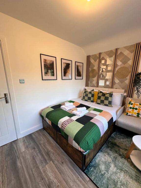 R-4 Newly Renovated Private self contained Room in Selly Oak Birmingham ...