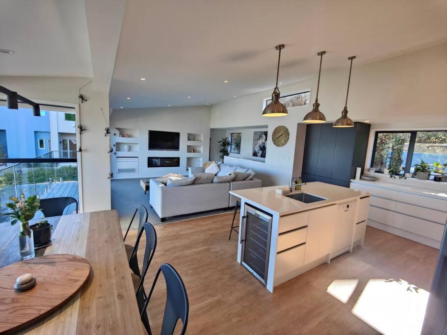 Sea views in lovely beach side area, Porirua (prezzi aggiornati per il ...