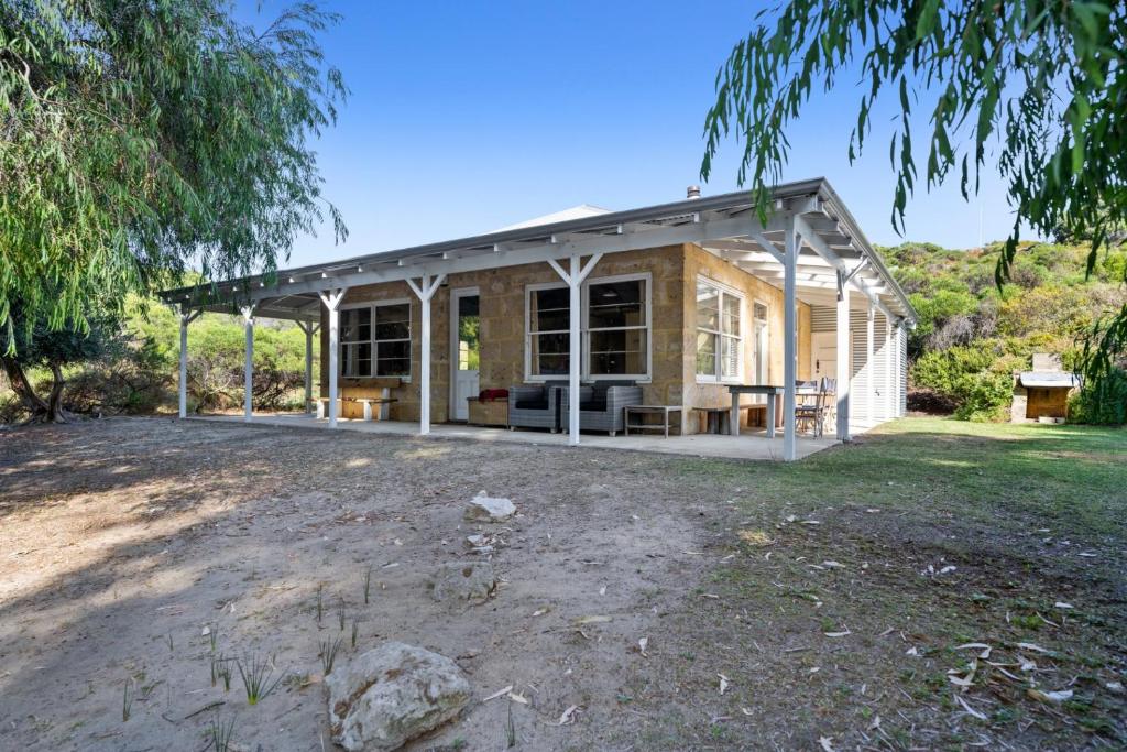 Kangaroo Cottage, Dawesville (updated prices 2026)