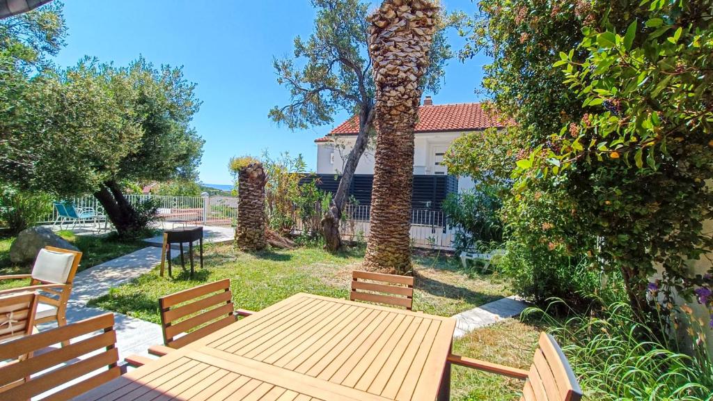 Family villa on the coast, Promajna (updated prices 2025)