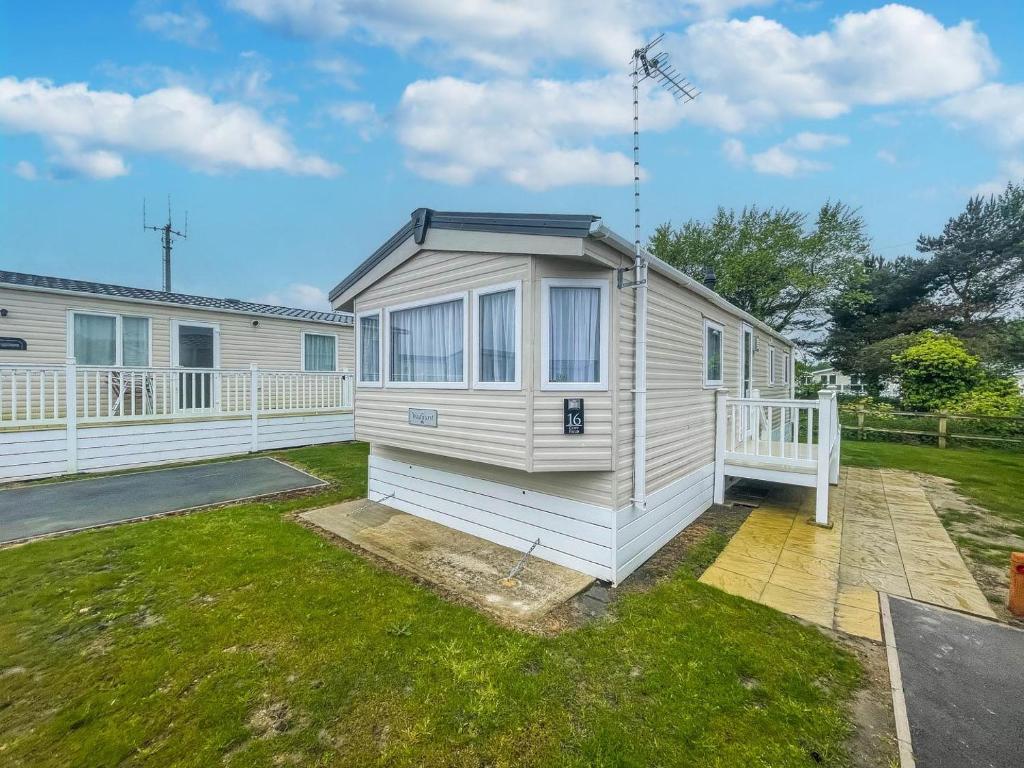 Lovely Caravan With Side Decking And Free Wi-fi At Broadland Sands Ref ...