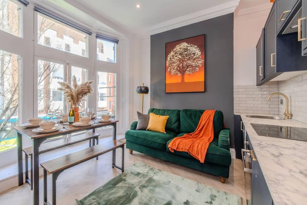 2 Bedroom Flat Next to Brighton Station & Beach I Sleep 8, Brighton ...