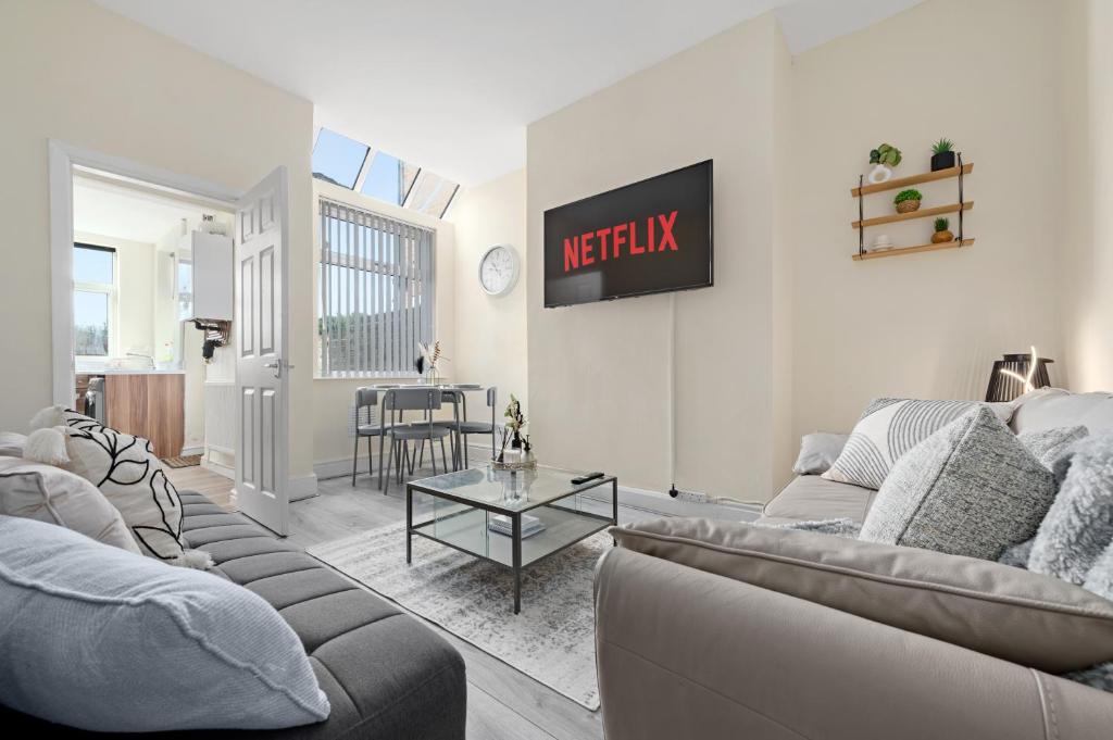 Modern 4BR in M11, Close to Etihad Stadium Sleeps 11, Manchester ...
