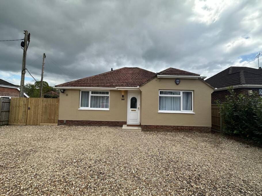 2 bedroom stunning bungalow near Paultons Park, Chilworth (updated ...
