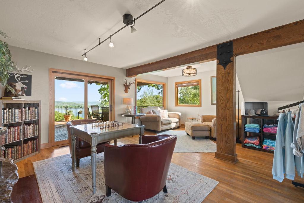 Roadrunner Inn and Log Cabins, Eureka Springs (updated prices 2026)