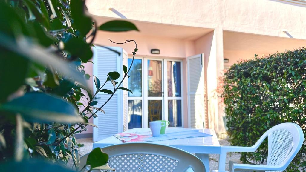 Palme 10 - Marcelli, bilocale con doppio giardino, Residence Le Palme ...