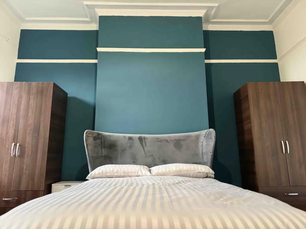 Comfortable Room in Shared Sheffield Detached House - Room 3, Neepsend ...