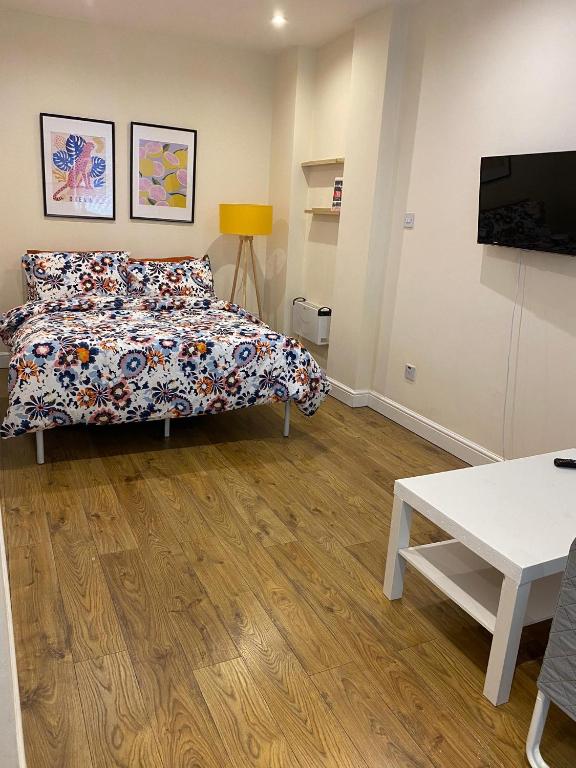 Two-level Hoxton apartment, London (updated prices 2026)