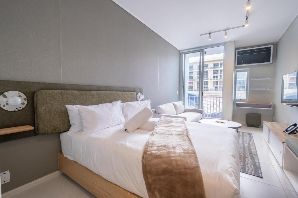 Apartment The Rose 407: Modern City Studio with Rooftop Pool, Cape Town, South Africa - Booking.com