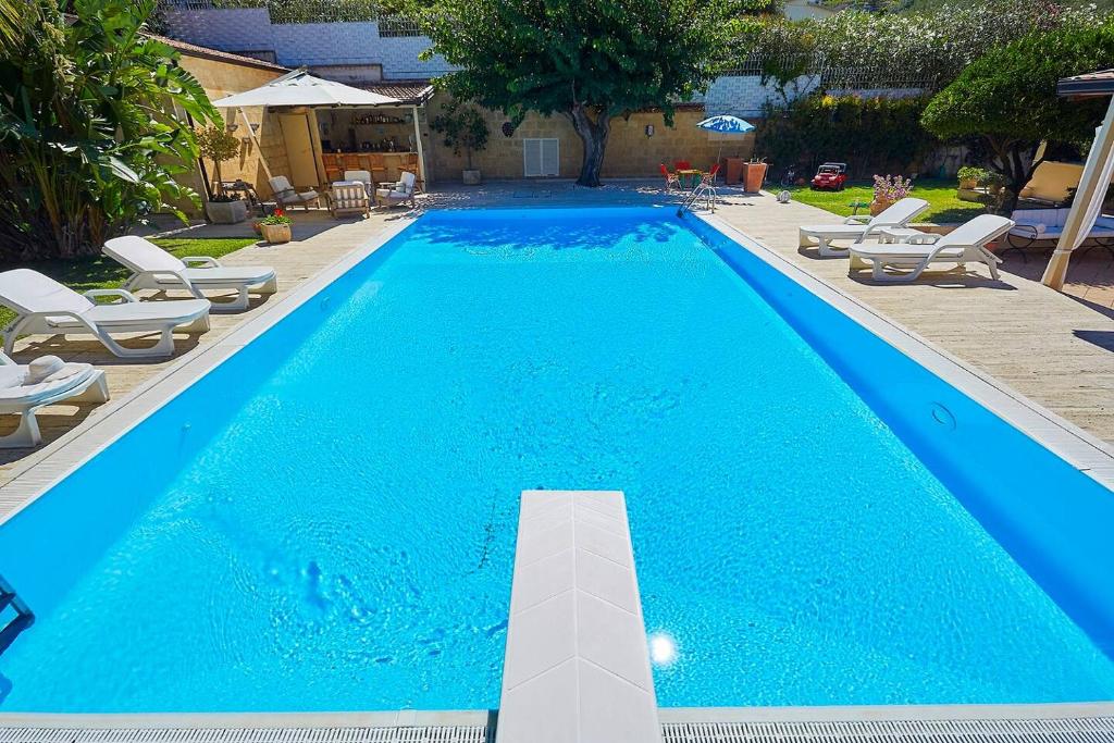 Villa Natino with pool and garden, Mandra Capreria (updated prices 2025)