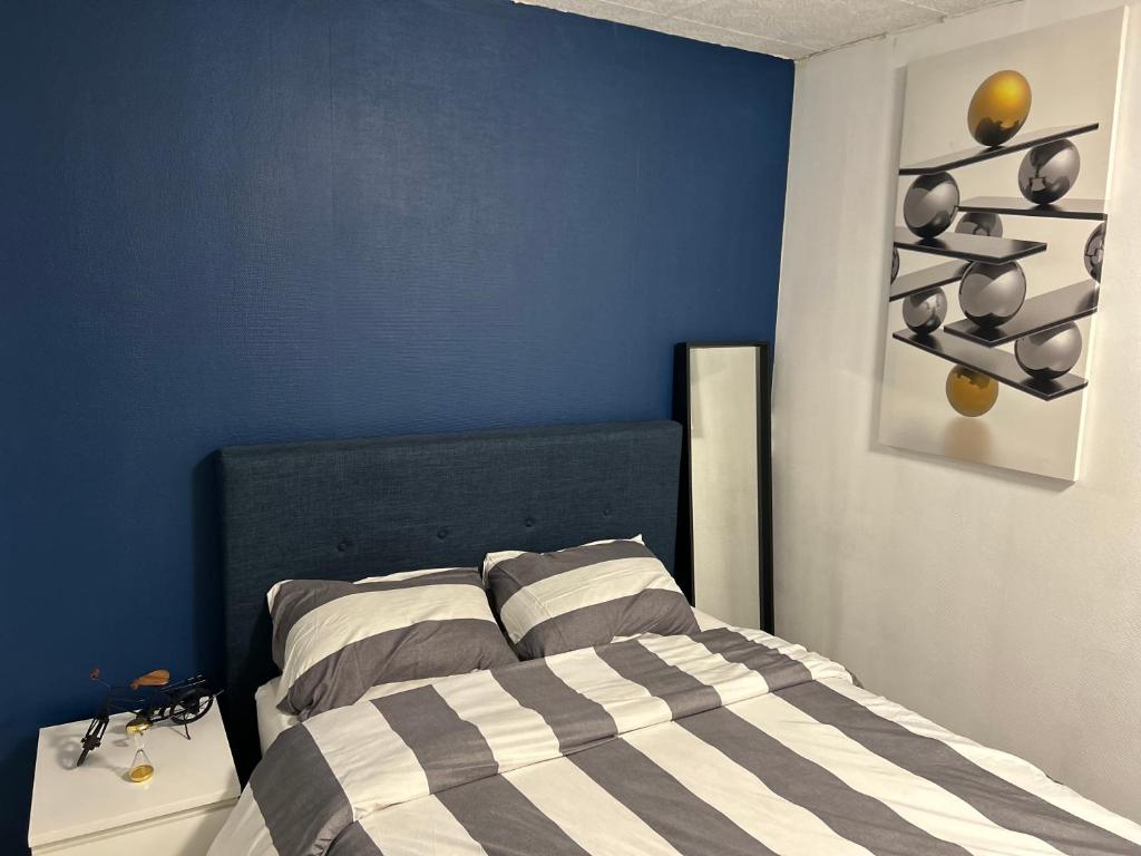 La Blue Room-Chambre Double Privée - 700m Stade de France, Saint-Denis ...