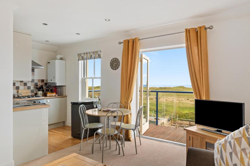 Surf Deck - Spectacular Views Close to Beach, Penally (updated prices 2025)