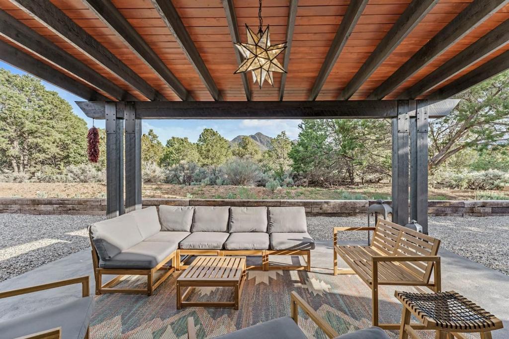 Mountain Views Newly Renovated Secluded Retreat, Llano Quemado (updated ...