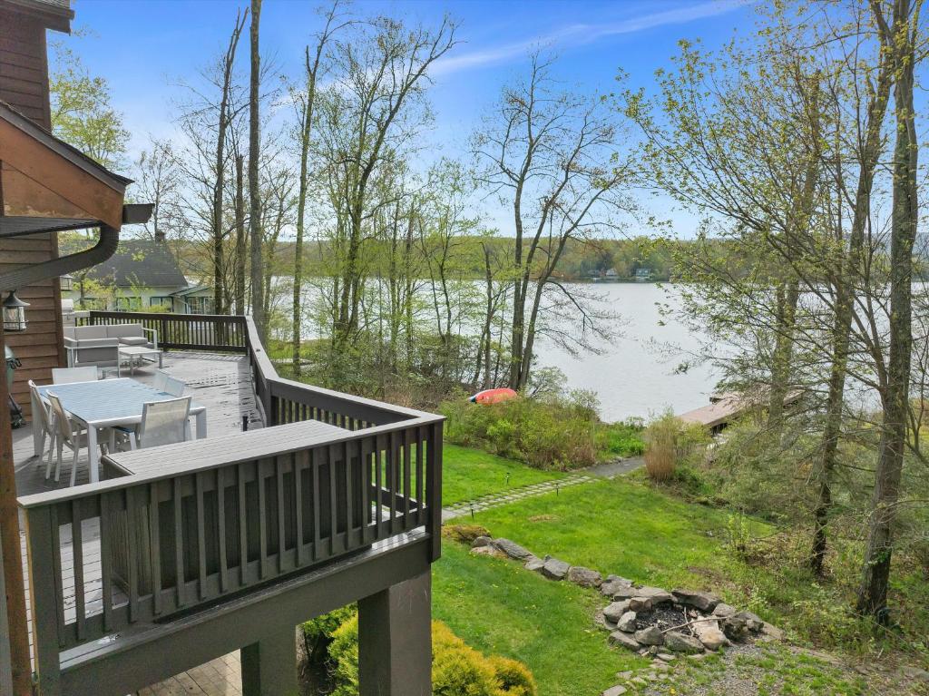 Lakefront Sunsets, Hot Tub, Pool Table, Kayaks, Lake Ariel (updated ...