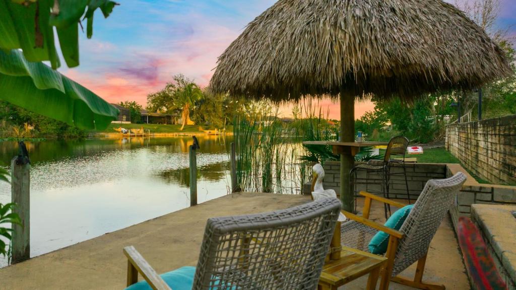 Waterfront Paradise with HTD Pool Kayaks & Games, Cape Coral (updated ...