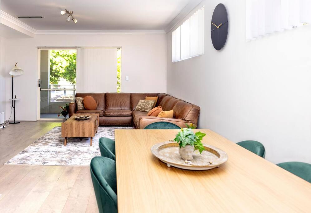 Urban Retreat CBD Perth House 4BR 3BA 2PK SLEEP 8!, Perth (updated ...