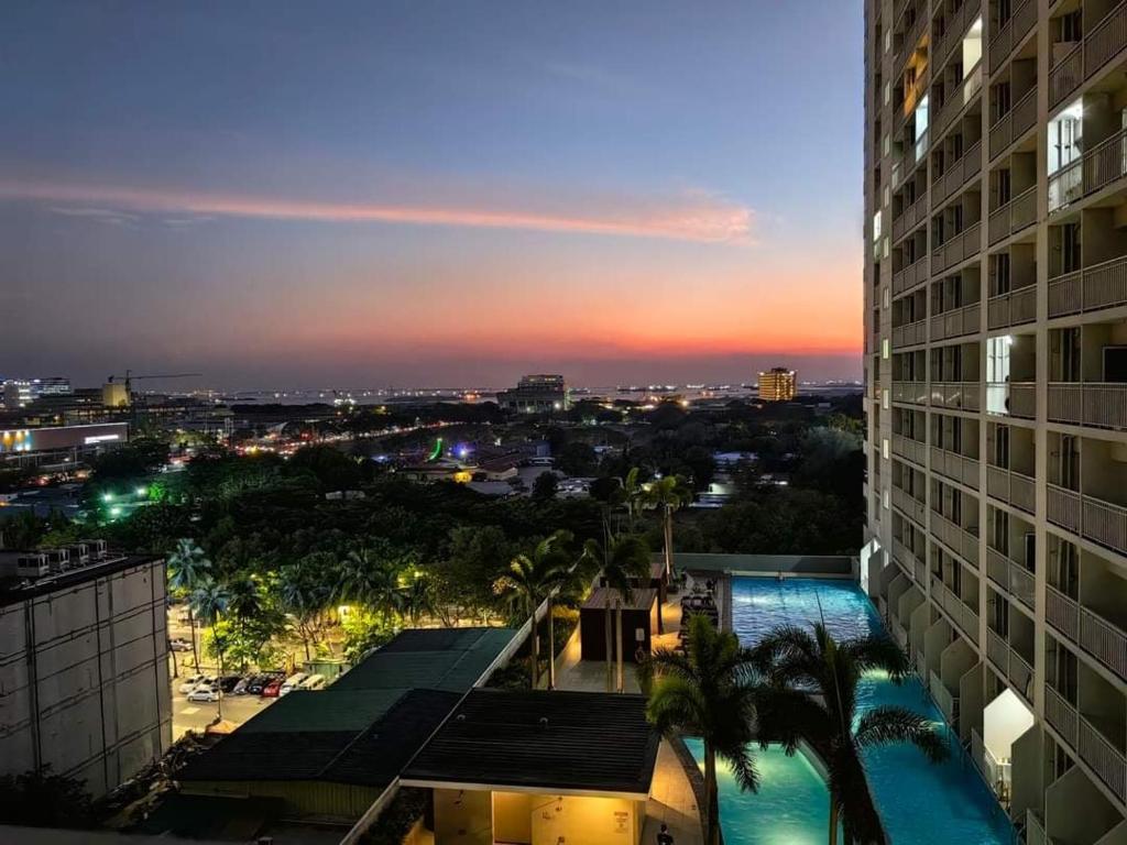 Comfy unit at SMDC Breeze Residences near PICC, MOA, NAIA Airport, CCP ...