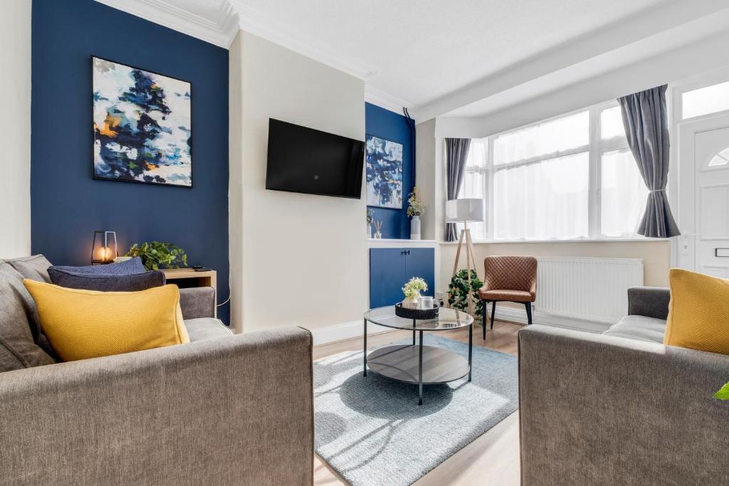 Inspira Stays - Stylish Modern 2 Bedroom House - 7 Mins from M1 - Smart ...