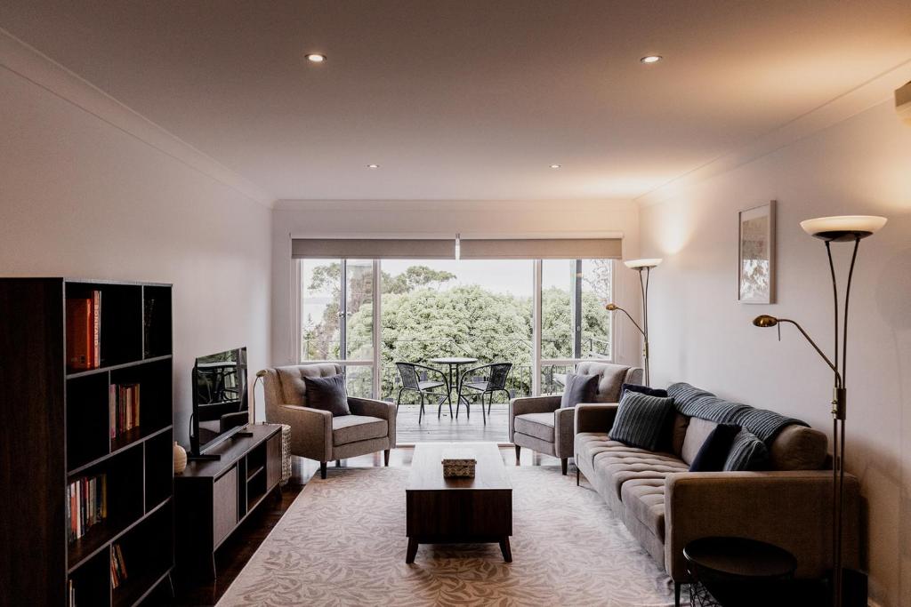 Seaside home with nearby beach access, Taroona (updated prices 2025)
