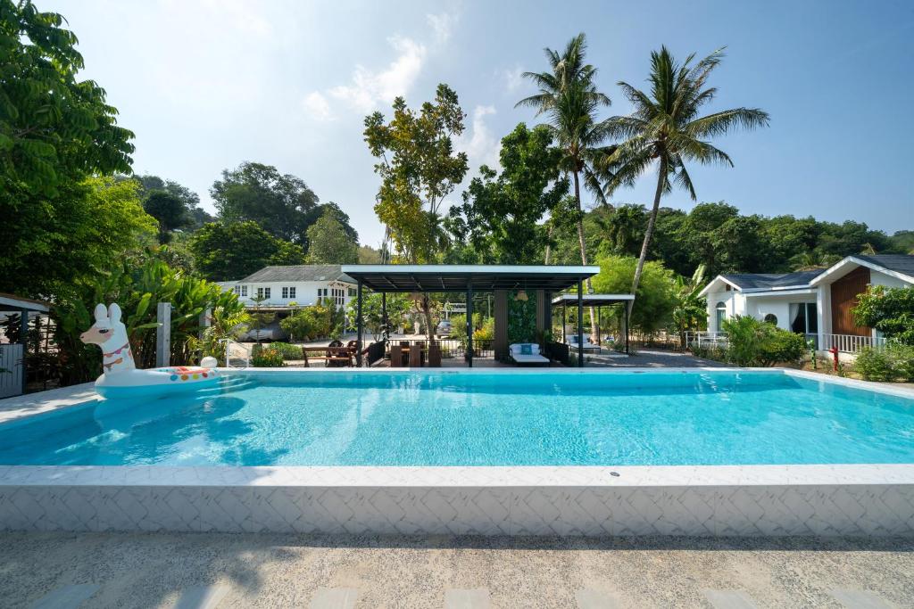 Tropical Beach House Oasis