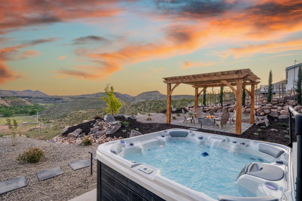 The Watchman by AvantStay 20 Min to Zion Hot Tub View, La Verkin ...