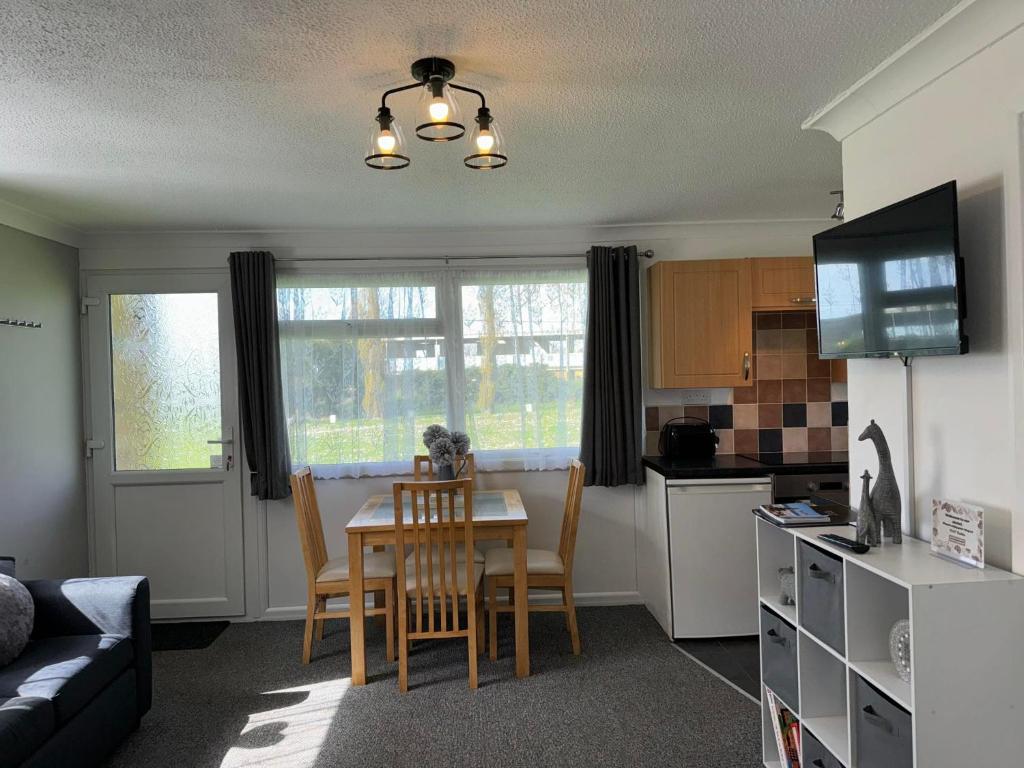 62 M&T Chalets , 2 bed detached chalet Florida holiday park Hemsby ...