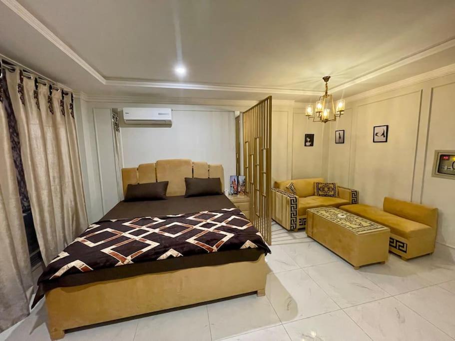 Alexa enabled studio facing Eiffel Bahria Lahore, Rāmkot (prețuri actualizate 2024)