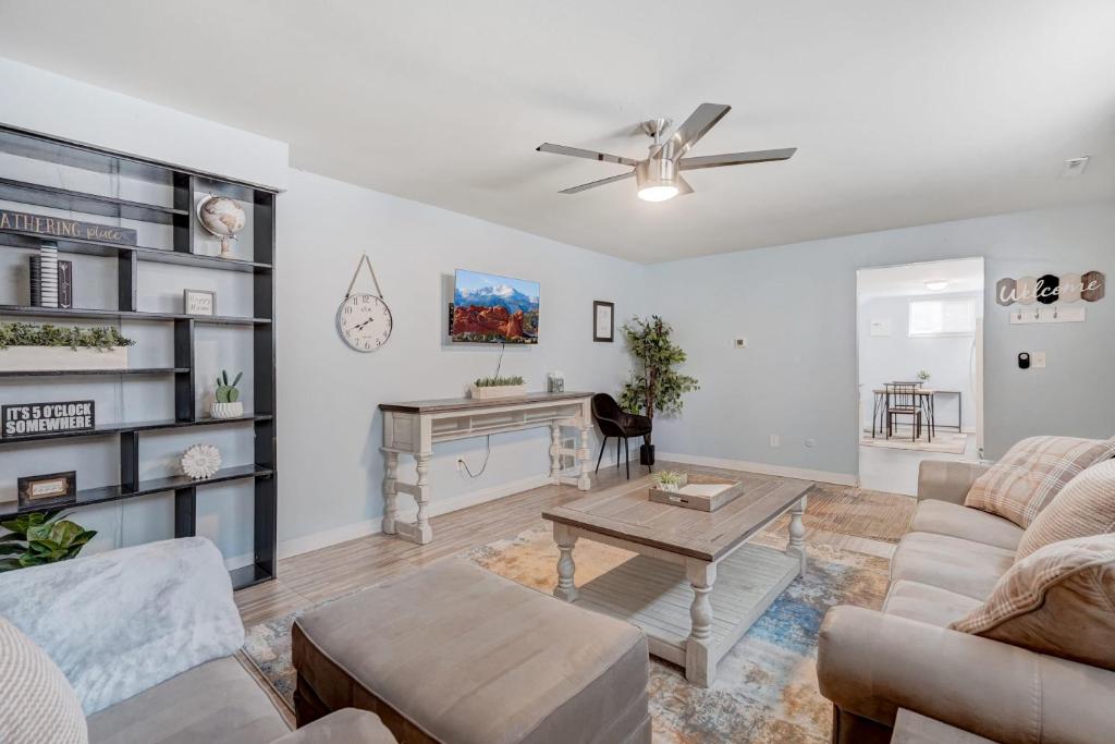 1bd 1bth Near Olympic Training Center Downtown COS & Garden of the Gods ...
