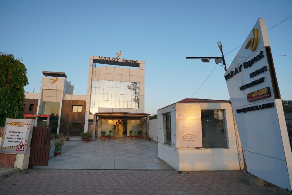 Hotel Varay Express, Ujjain (updated prices 2024)