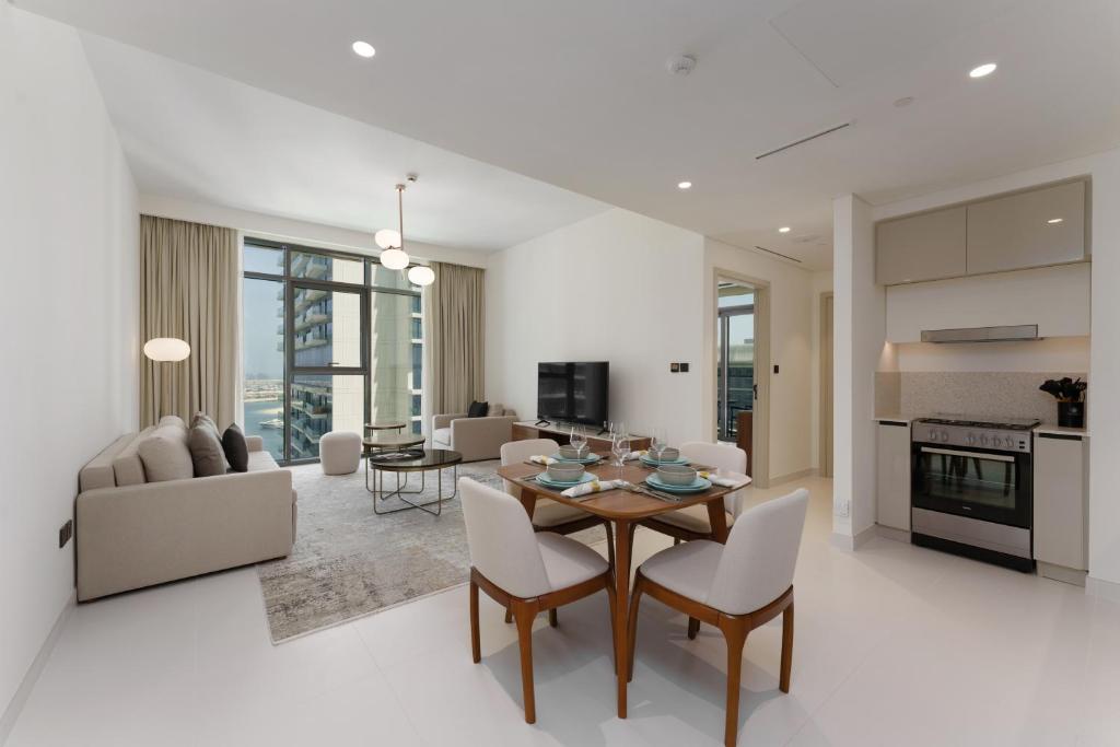 Maison Privee - Upscale Apt with Partial Dubai Marina & Palm Views ...