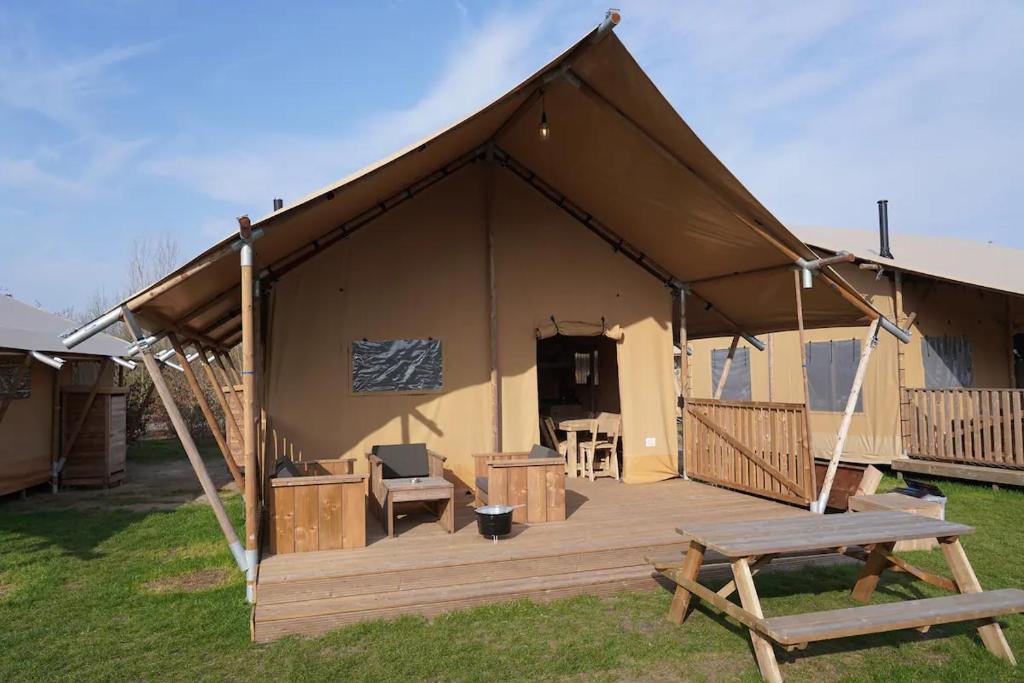 Luxe en sfeervolle safaritent met eigen badkamer voor 6 personen Doc ...