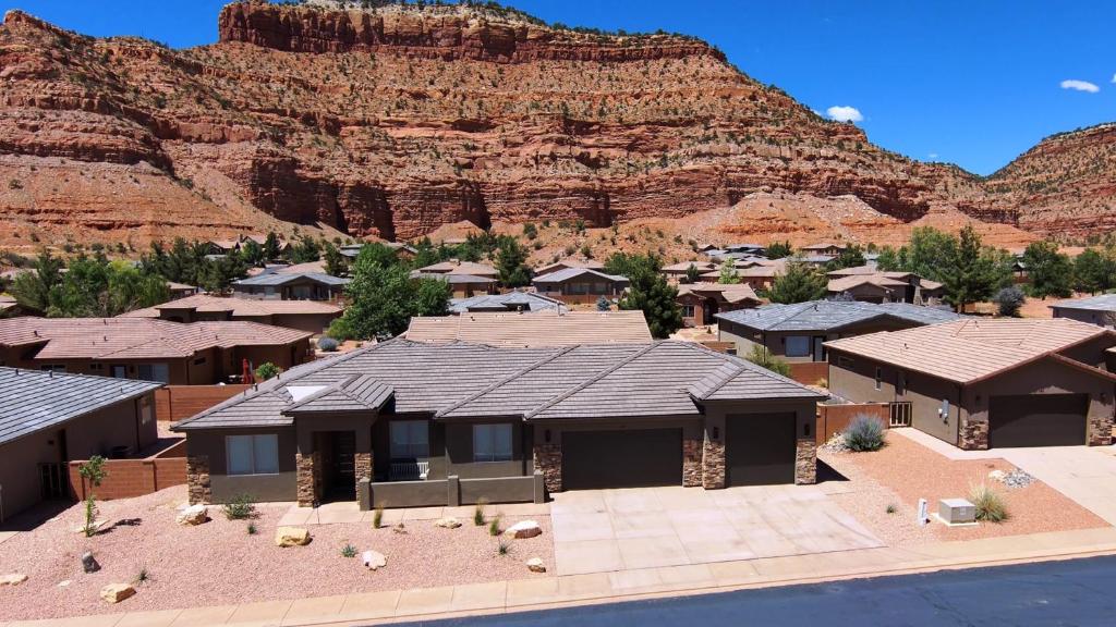 Modern Downtown Indoor Pool Hot Tub Views, Kanab (updated prices 2025)
