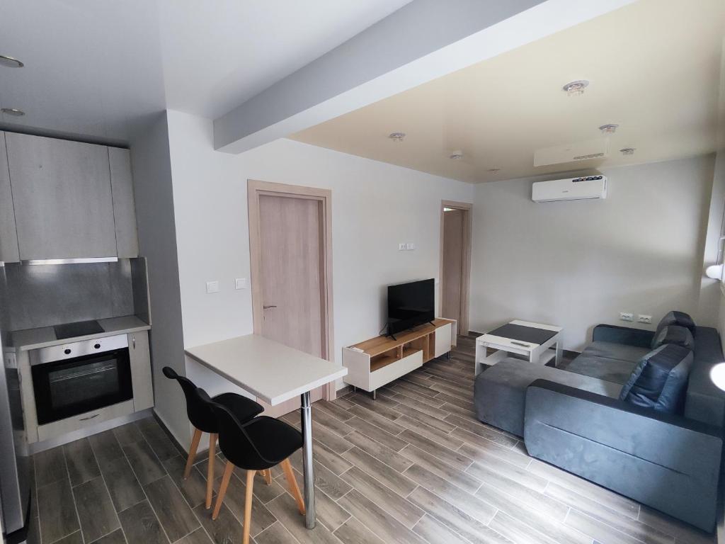 JQ lux ap, Thessaloniki (updated prices 2026)