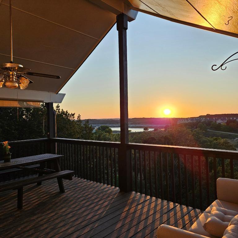 Lakeview Haven! Nature's Retreat with Serene Views, Lago Vista (updated ...