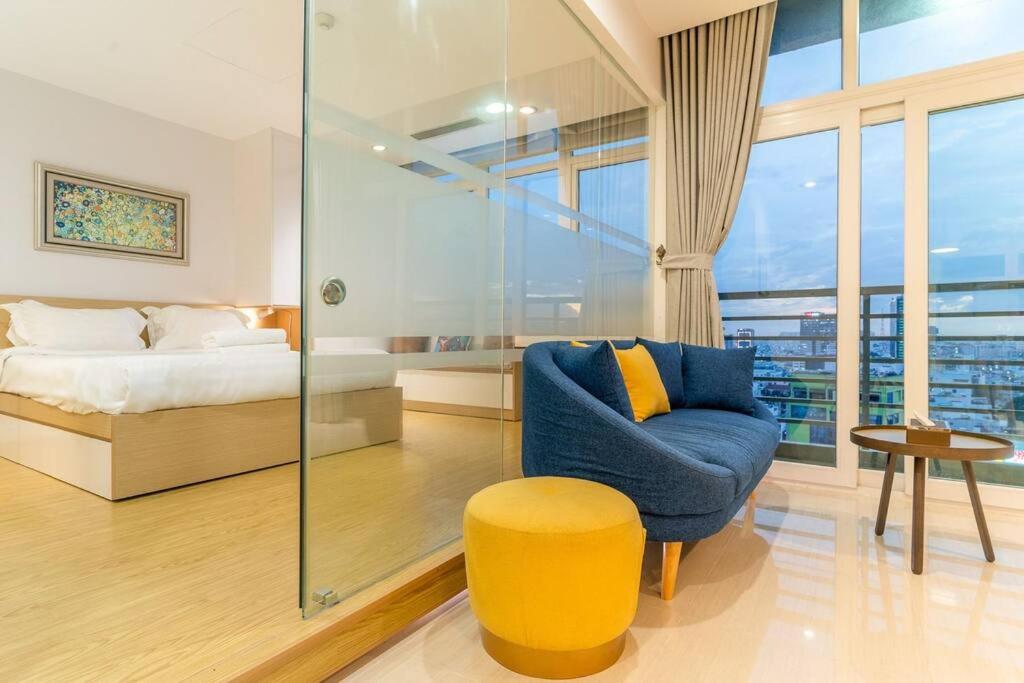 The Rixx Stylish in D1 at Ben Thanh with Netflix pool bathtub, Хошимин ...