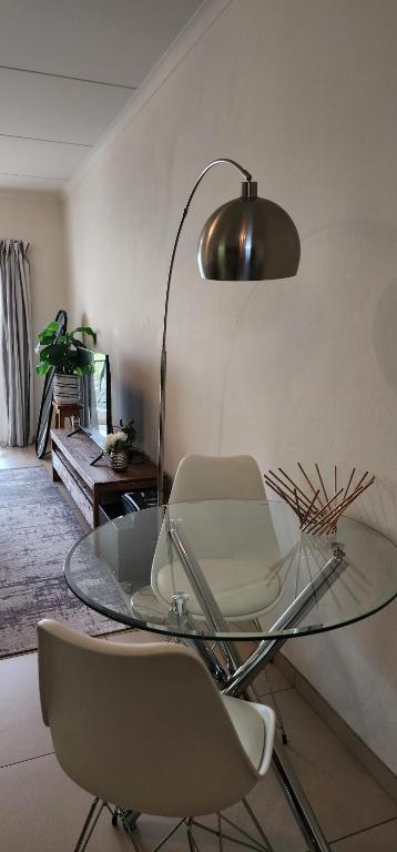 An ideal 1bed apartment in Secure complex, Fourways (tarifs actualisés ...