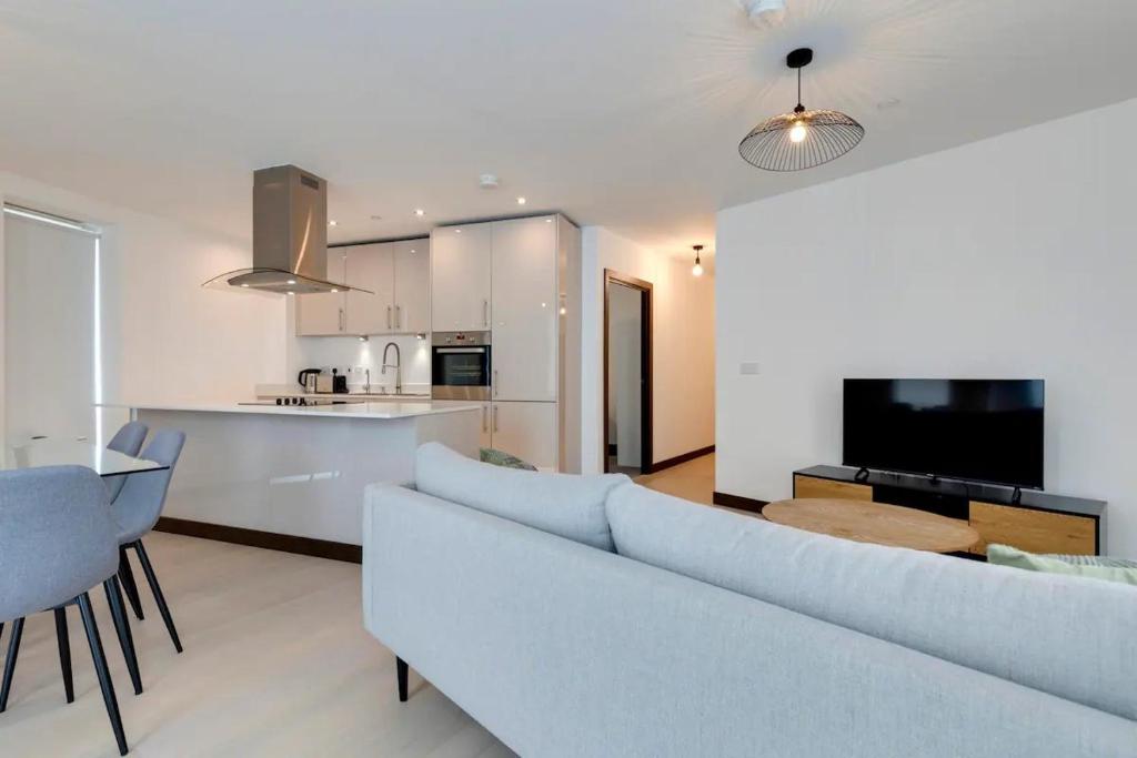 Pass the Keys Flat 204 Station Square · Ultra Modern Flat next to ...