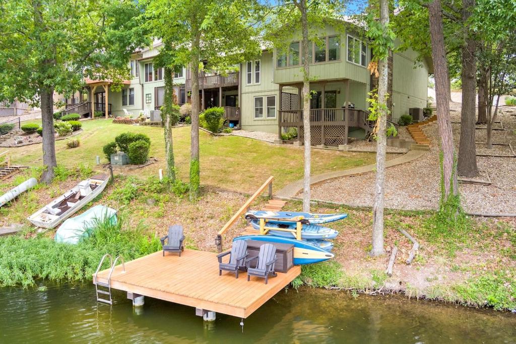 Lakeside Nest Dock on Lake Rayburn Sleeps 10, Bella Vista ...