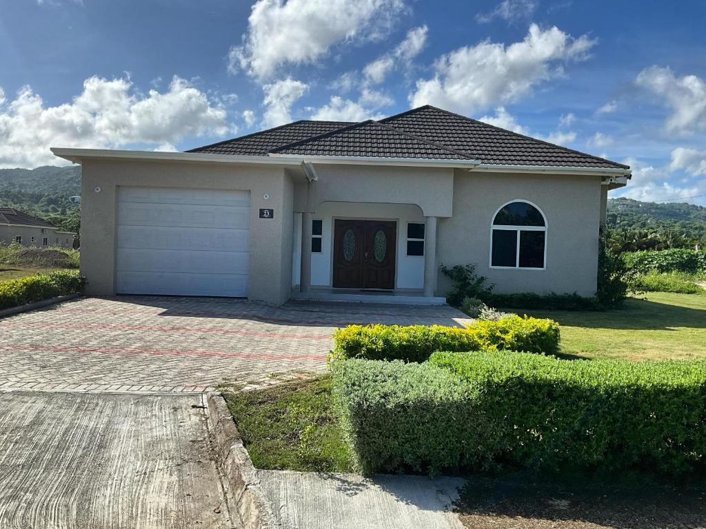 Lakeside Villa, Salisbury (updated prices 2025)