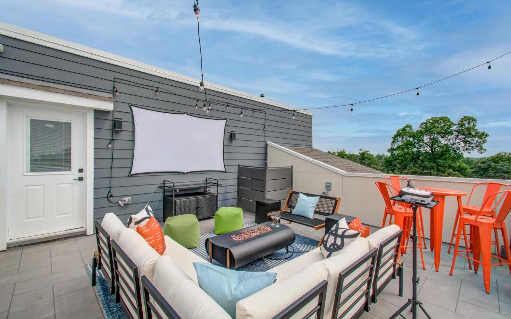Rooftop Movie Oasis: 3bd - Games - Patio, Houston (updated prices 2024)