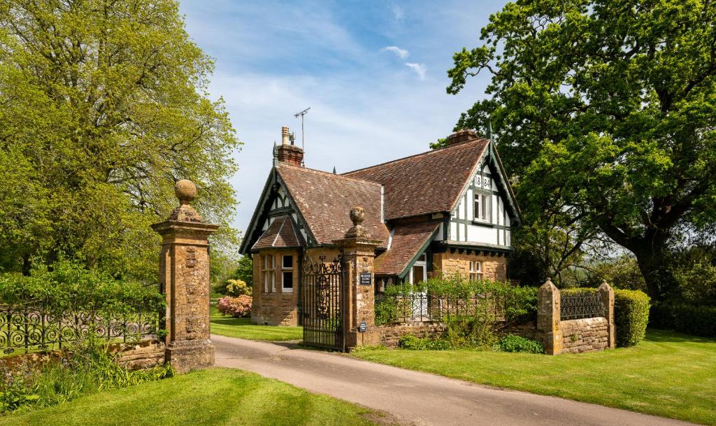 Estate Lodge Sleeps 5 on The Jurassic Coast Devon, Sidbury (updated ...