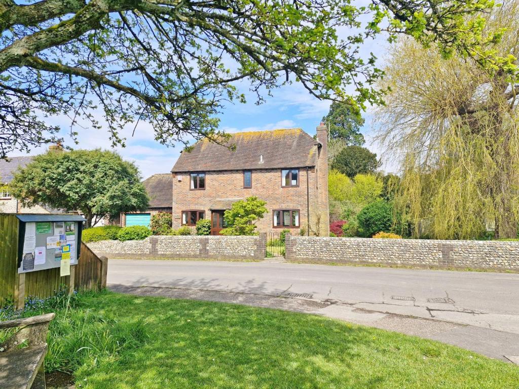 Bramley Cottage, Charlton (updated prices 2025)